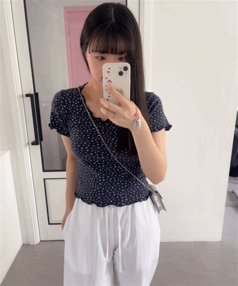 여리티사랑스러운핀터 무드 플라워 잔꽃 물결 펀칭 아일렛 세미크롭 반팔티 여름 데이트룩 티셔츠 에이블리