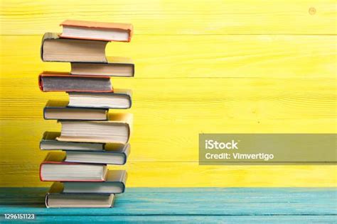 나무 책상 테이블과 추상노란색 배경에 책 교육 배경 공간을 복사합니다 학교로 돌아갑니다 공부에 대한 스톡 사진 및 기타 이미지 Istock