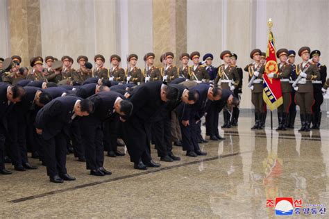 김정은 김정일 13주기 맞아 금수산태양궁전 참배