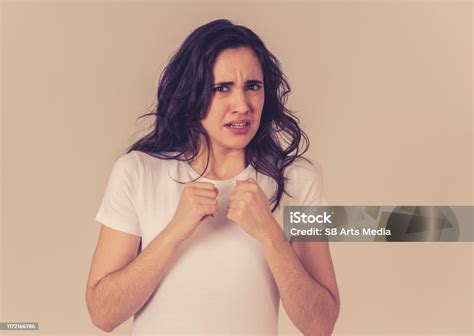 두려움 불안 제스처를 만드는 두려움과 충격을 느끼는 젊은 라틴 여성의 초상화 겁에 질린 모습 공간을 복사합니다 부정적인 인간의