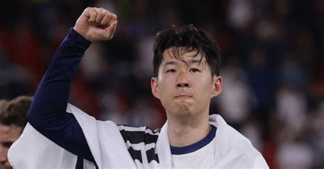 15년 무관 설움 씻고 토트넘 손흥민 유로파리그 트로피 번쩍