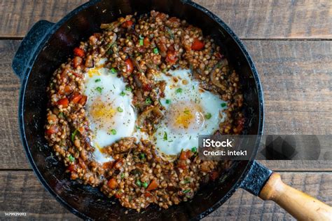 튀긴 계란 붉은 고추 당근 양파 근접 촬영 우크라이나와 삶은 메밀 음식 배경입니다 건강에 좋은 음식 메밀에 대한 스톡 사진 및