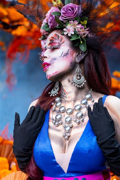 Calavera Catrina 구슬 목걸이 귀걸이 기념비 꽃 머리 장식 다채로운 다채로운 전통 독특한 스타일 매혹적인 메이크업 예술 멕시코 문화 멕시코