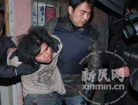歹徒持刀劫持两名人质被上海特警制服 图 新闻中心 新浪网