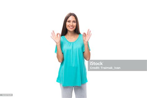 검은 스트레이트 머리를 가진 젊은 백인 여성 모델은 복사 공간이 있는 스튜디오 흰색 배경에 파란색 티셔츠를 입고 있다 25 29세에 대한 스톡 사진 및 기타 이미지 Istock