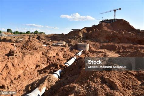 빗물 시스템을 위한 콘크리트 맨홀과 배수파이프를 깔아 놓습니다 트렌치 드레인을 건설 현장의 콘크리트 맨홀 구조물에 연결 관