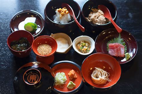 盛岡と言えばわんこそば 満腹になってほしい 願いを蕎麦に込めた岩手の伝統食 おもてなしの心と地元食材に 満たされる岩手の食7選