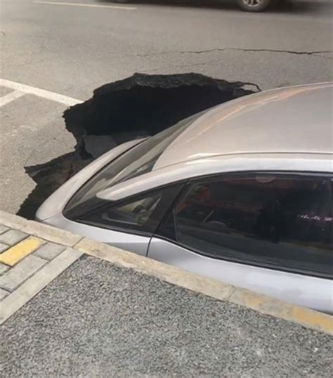 西安一处路面塌陷有轿车掉入坑中，官方：自来水管破裂所致，无伤亡凤城三路未央区视频