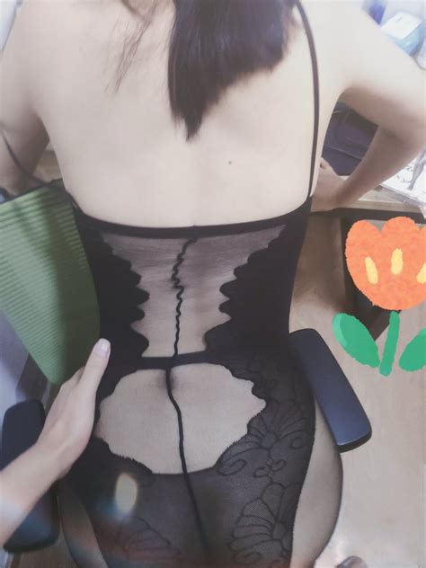 绿奴的骚妻 on Twitter 老婆赴约时外面一件露背装里面就是这件情趣装脱了外套单男一看秒硬老婆也像猫一样依偎在他怀里握着他
