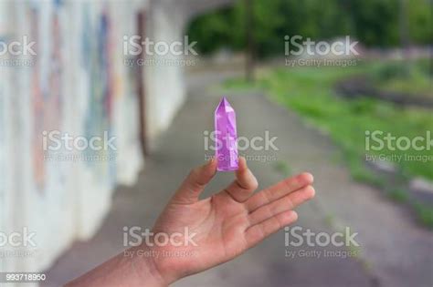 대형 투명 신비로운 측면 크리스탈 색된 라일락 자 수정 손 빛 배경 클로즈업에서 옥수의 디자이너에 대 한 로얄 크기의 멋진 무기물 석 영 0명에 대한 스톡 사진 및 기타