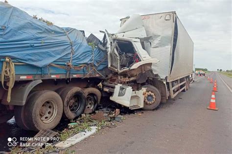 Motorista Fica Preso às Ferragens Após Bater Em Traseira De Caminhão Em