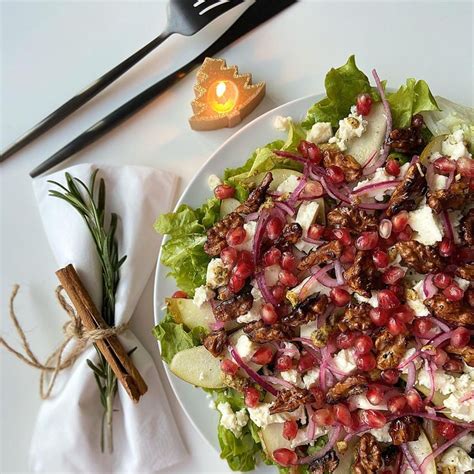 Салат с гранатом грушей и карамелизированными орешками ⠀ ⠀ Случайно набрела на рецепт этого