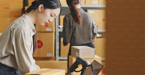 온라인 상점 창고에서 일하는 아시아 여성 바코드 판독기를 사용하여 고객 소포 상자 온라인 전자 상거래 소매 중소기업 개념 사진 Unsplash의 포장 이미지