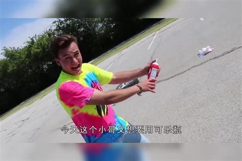 把汽车轮胎替换成可乐老外亲测一脚油门踩下去画面开始失控 老外 油门 可乐