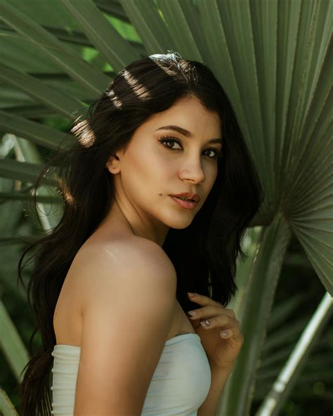 갈색 머리 검은 색 스웨터 나뭇잎 수직 쐈어 예쁜 젊은 여성 치마 포즈를 취하는에 관한 무료 스톡 사진