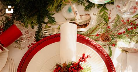 빨간색과 흰색 접시가 있는 크리스마스 저녁 식사 테이블 세트 사진 Unsplash의 무료 음식 이미지