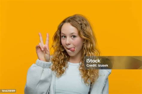 Портрет Симпатичной Девочкиподростка Со Знаком V — стоковые фотографии и другие картинки Девушки