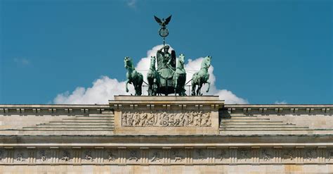 집 밖의 건축 건축의 고전 건축 관광 관광 명소 기념물 도시 도시의 독일 동상 랜드마크 말 조각품 문화 유산 문화적 상징 베를린 베를린 랜드
