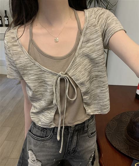 포앤바이앤 페이크 투피스 니트탑 홀터넥 스트랩 라운드넥 리본 멜란지 반팔 줄무늬 크롭탑 하이틴 트렌디 고등학생 대학생 캠퍼스룩 집앞룩 마실룩 캐주얼 사무실 출근룩 입기