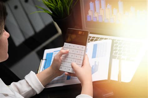 사업가 투자 컨설턴트 분석 회사 연례 재정 보고서 대차 대조표 계산 계산기 및 랩톱 작업 개념에 대한 스톡 사진 및 기타 이미지 개념 개념과 주제 개성 개념 Istock