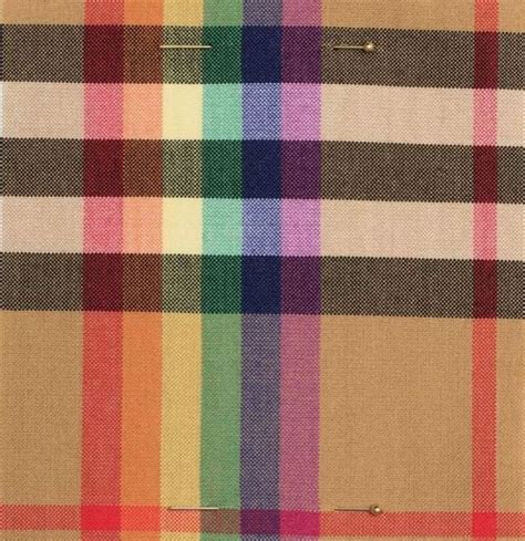 영국 전통 브랜드 버버리가 무지개색 체크무늬를 공개한 이유는 Bbc News 코리아