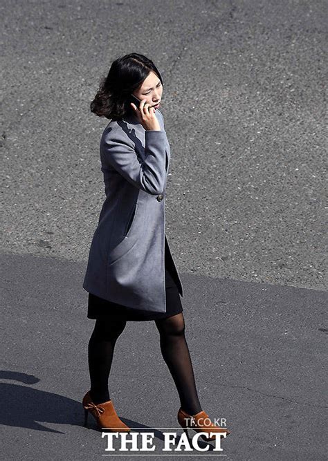 Tf포토 세련된 옷 차림에 휴대폰 통화평양의 4월 포토 기사 더팩트