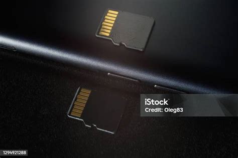 플래시 메모리 저장 개념 스마트폰의 배경에 마이크로 Sd 카드 메모리 카드는 휴대 전화 태블릿 등과 같은 휴대용 전자 장치에 디지털 정보를 저장하는 데 사용됩니다 0명에