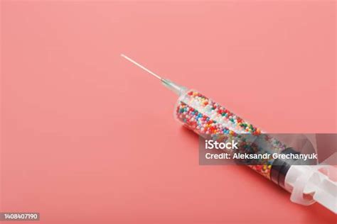 의료용 주사기는 여유 공간이있는 분홍색 배경에 다채로운 풍선으로 채워져 있습니다 0명에 대한 스톡 사진 및 기타 이미지 0명