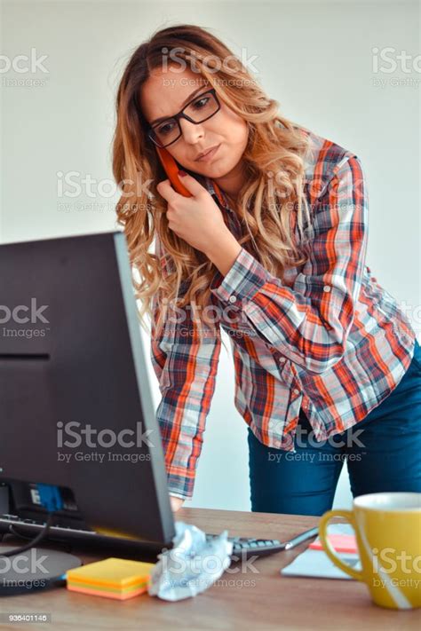 크리에이 티브 여자는 전화로 얘기 하는 동안 사무실에서 책상에 앉아 경영자에 대한 스톡 사진 및 기타 이미지 경영자 고용과 노동 광고 Istock