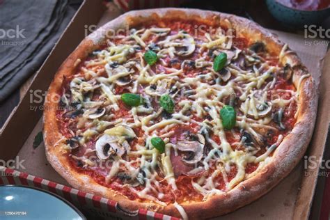 테이크 아웃 상자에 프로슈토 햄 버섯과 신선한 바질피자 0명에 대한 스톡 사진 및 기타 이미지 0명 가정 생활 가정 주방 Istock