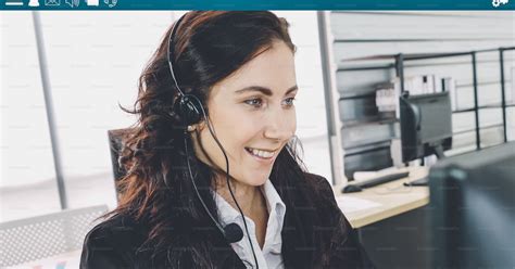 노트북 모니터 보기에서 화상 회의 앱에서 만나는 비즈니스 사람들 컴퓨터 화면의 잘린 보기로 제공되는 온라인 세미나 응용 프로그램 기업 업무를위한 통신 기술 사진