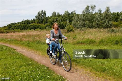 자전거 길에서 자연에서 자전거를 타는 아이를 가진 여성 가족에 대한 스톡 사진 및 기타 이미지 가족 건강한 생활방식 관광 Istock