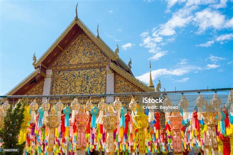 이 펭 축제 기간 동안 태국 람 푼의 왓 프라 탓 하 리마 차이의 앞에 행에 매달려 전통적인 종이 등불 0명에 대한 스톡 사진 및 기타 이미지 Istock