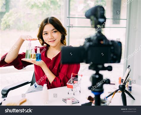 Vloger 466개가 넘는 로열티 프리 라이선스 대상 스톡 사진 Shutterstock