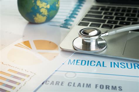 청진 노트북 책상에 현대 병원에 의료 비용에 대 한 기 의사 컨설팅 룸 배경 및 보고서 차트에서 테스트 결과와 컴퓨터에 의료 비용 비즈니스 및 수수료 개념입니다 건강관리와