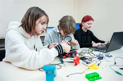 다양한 십대 학생들은 로봇을 만들고 Stem 공학 과학 교육 수업에서 테이블에서 배웁니다 3 명에 대한 스톡 사진 및 기타 이미지 Istock