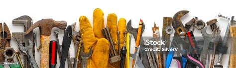 주택 개조 또는 Diy 수리 프로젝트를 위한 중고 및 더러운 작업 도구 렌치 작업용 장갑 망치 측정 테이프 드라이버 펜치 및 기타 도구가 포함됩니다 0명에 대한 스톡 사진