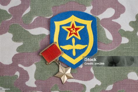 골드 스타 메달은 위장 제복에 소련 및 공군 어깨 패치에 제목 영웅에서 소 연방의 받는 사람을 식별 하는 특별 한 휘장 가리기에 대한 스톡 사진 및 기타 이미지 Istock