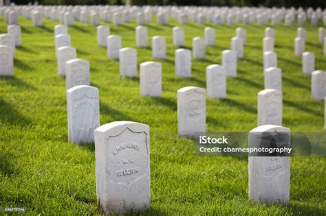 묘지 묘비를 둘러보세요 마크 방전됨 베테랑 무덤 0명에 대한 스톡 사진 및 기타 이미지 0명 7월 4일 고독 개념 Istock