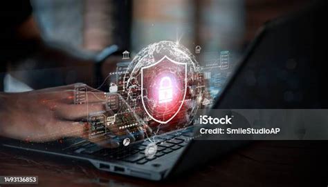 가상 화면이 있는 노트북에서 작업하는 사업가 온라인 문서 데이터베이스 It 컨설턴트는 랩톱으로 가상 문서 관리 시스템을 설정하고 회사 파일을 보관하는 소프트웨어 개인