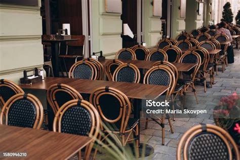 테이블과 의자가 있는 빈 레스토랑 여름 테라스 야외 테라스에서 손님을 기다리고 있는 Reastaurant 테이블 프랑스 파리의 카페 테이블이 있는 아늑한 거리 0명에 대한