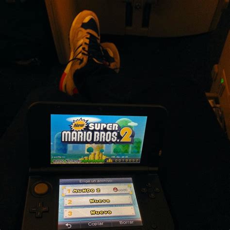 مارسلو در حال بازی سوپر ماریو قارچ خور با Wii U طرفداری