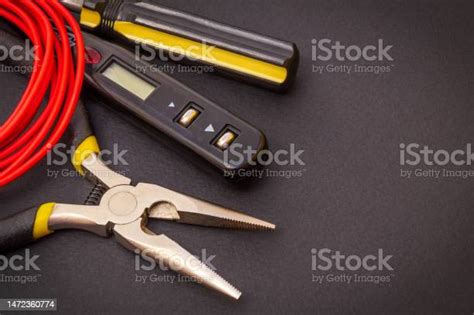 전원이 공급된 시스템 또는 통신을 수리하기 위한 검은색 배경에 전기 도구 및 와이어 0명에 대한 스톡 사진 및 기타 이미지 0명 건설 산업 검은색 Istock