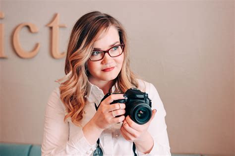 직장에서 그녀의 카메라로 아름 다운 금발 소녀 여자 사진 작가의 솔직 한 초상화 금발 머리에 대한 스톡 사진 및 기타 이미지 금발 머리 디지털 생성 이미지 러시아
