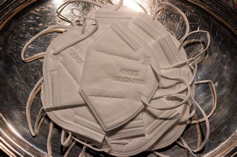 트립코틴 배경에 성인을위한 얼굴 수술 흰색 마스크 Ffp2 Kn95 N95 일회용 마스크는 코로나바이러스 코비드19 질병을 퇴치하고 예방하는 데 사용됩니다 0명에 대한 스톡