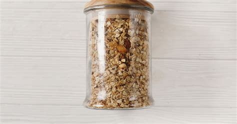 유리에 그라 놀라 평평한 누워 대량 상점 개념입니다 맛있는 뮤 즐리 에코 친화적 인 아침 식사 플라스틱 무료 품목 지속 가능한 라이프 스타일 개념입니다 폐기물