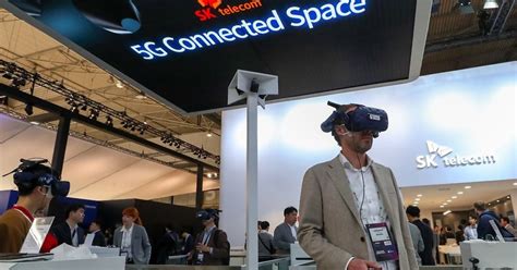 5g 하이퍼 스페이스 플랫폼 체험하는 관람객