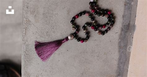 비슬 술과 보라색 술이 달린 목걸이 사진 Unsplash의 무료 회색 이미지