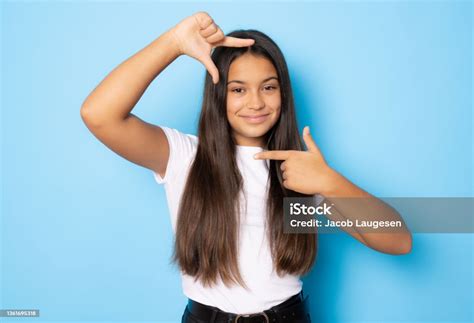 파란 배경에 고립 된 손가락으로 프레임을 만드는 웃는 소녀 귀여운에 대한 스톡 사진 및 기타 이미지 귀여운 명랑한 미소 Istock