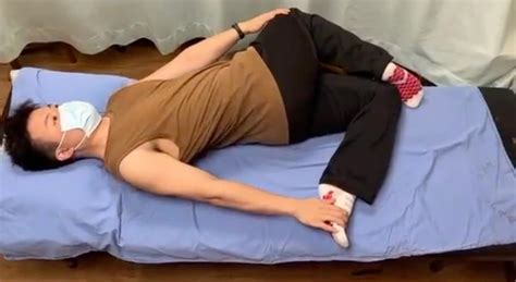 经常腰痛怎么缓解？医生教你4个动作，彻底告别腰痛！